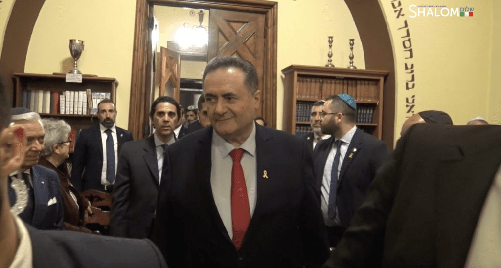 Il ministro degli Esteri israeliano Katz e le famiglie degli ostaggi ...